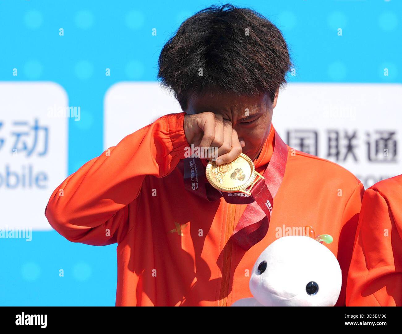(251115) -- SHENZHEN, Nov. 15, 2025 (Xinhua) -- Gold medalist He Jie of ...