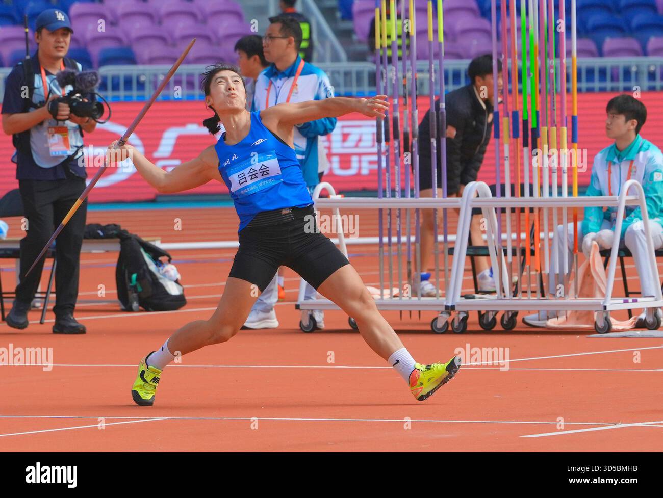 (251115) -- GUANGZHOU, Nov. 15, 2025 (Xinhua) -- Lyu Huihui of Hubei ...