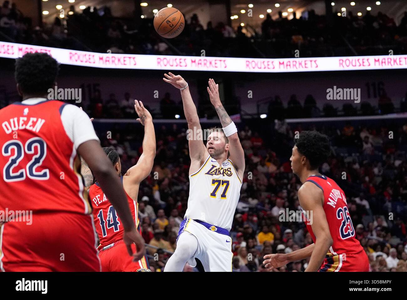 Los Angeles Lakers guard Luka Doncic (77) shoots between New Orleans ...