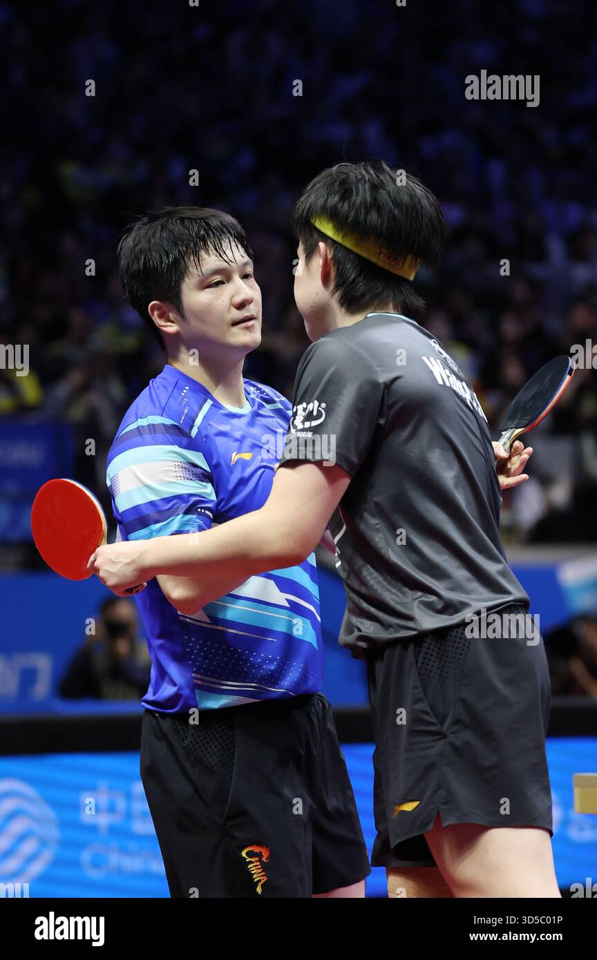 (251115) -- MACAO, Nov. 15, 2025 (Xinhua) -- Fan Zhendong (L) of ...