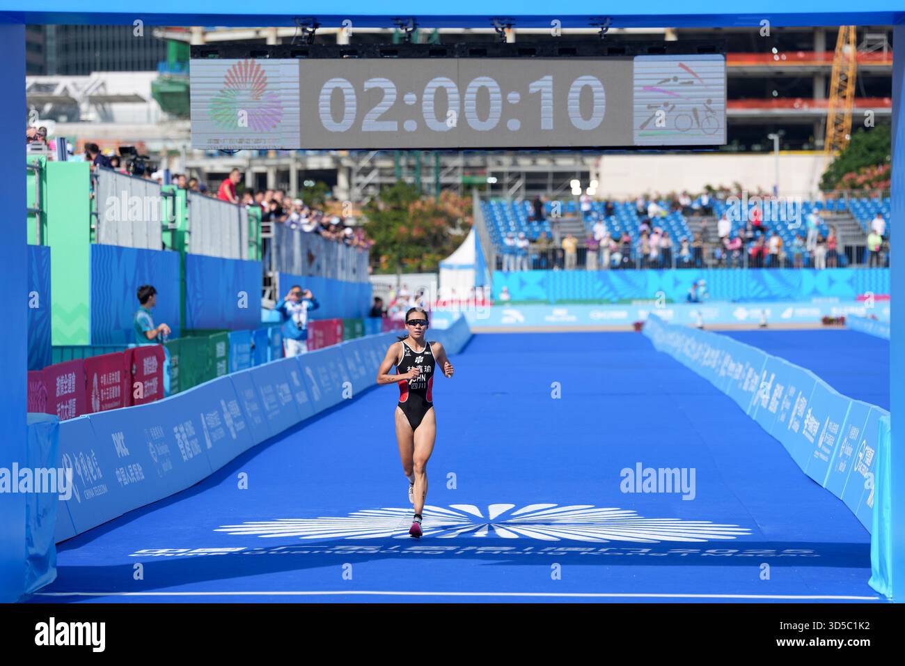 (251115) -- HONG KONG, Nov. 15, 2025 (Xinhua) -- Lin Xinyu of Sichuan ...