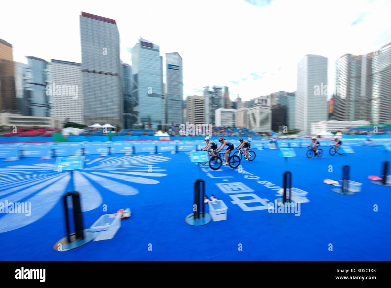(251115) -- HONG KONG, Nov. 15, 2025 (Xinhua) -- Athletes compete ...