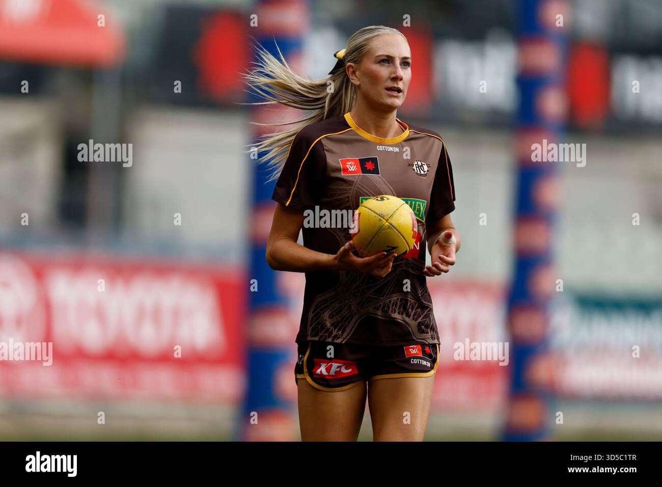 Mikayla Williamson of Hawthorn warms up ahead of the AFLW Semi Final ...