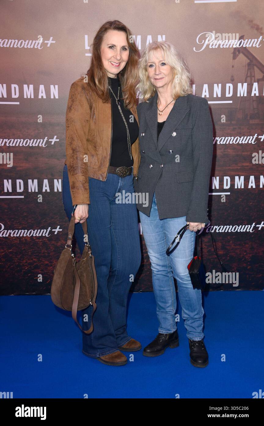 Manuela Schikorsky und Gast bei der Europapremiere der 2. Staffel der ...