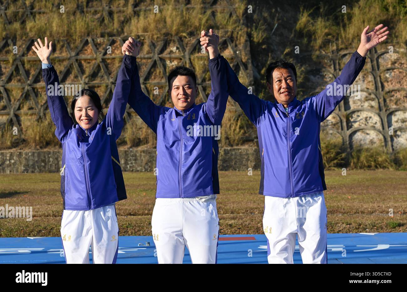(251115) -- GUANGZHOU, Nov. 15, 2025 (Xinhua) -- Gold medalists Jiang ...