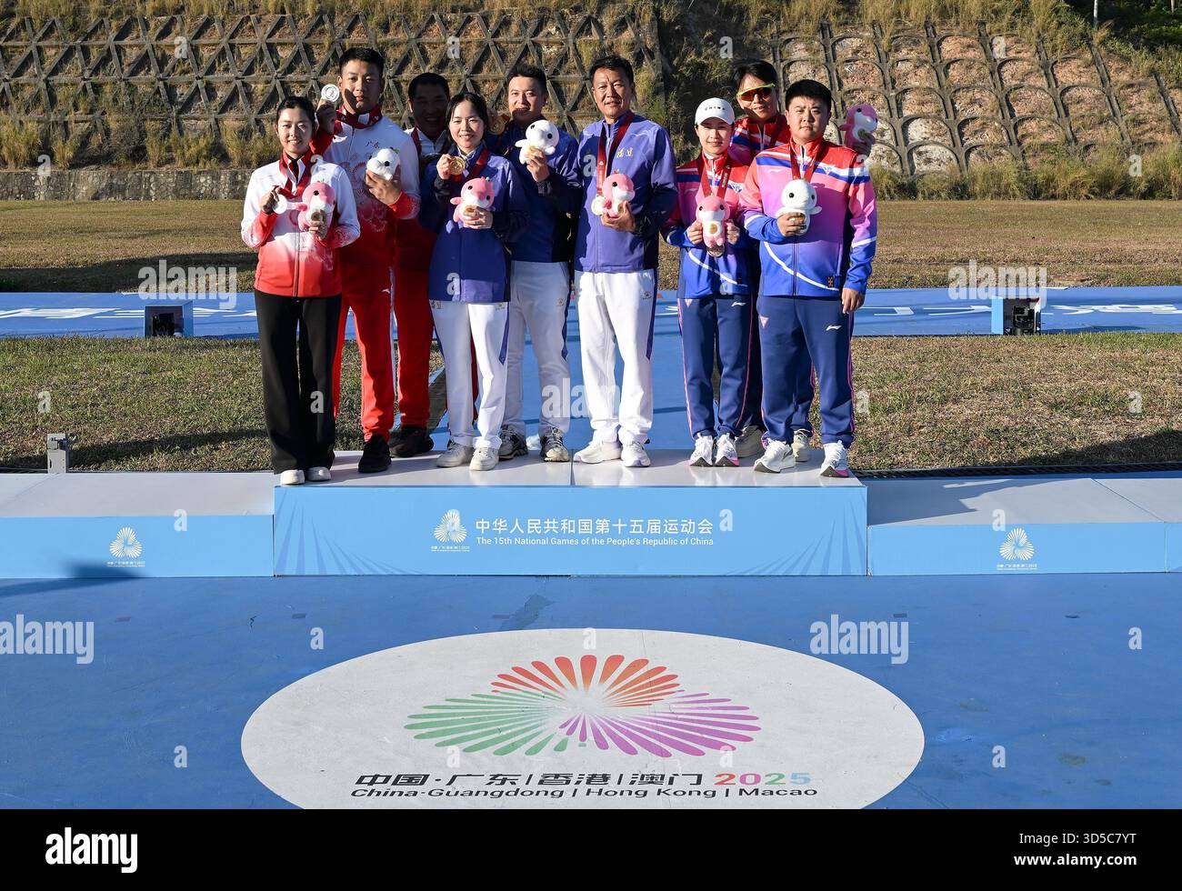 (251115) -- GUANGZHOU, Nov. 15, 2025 (Xinhua) -- Gold medalists Jiang ...