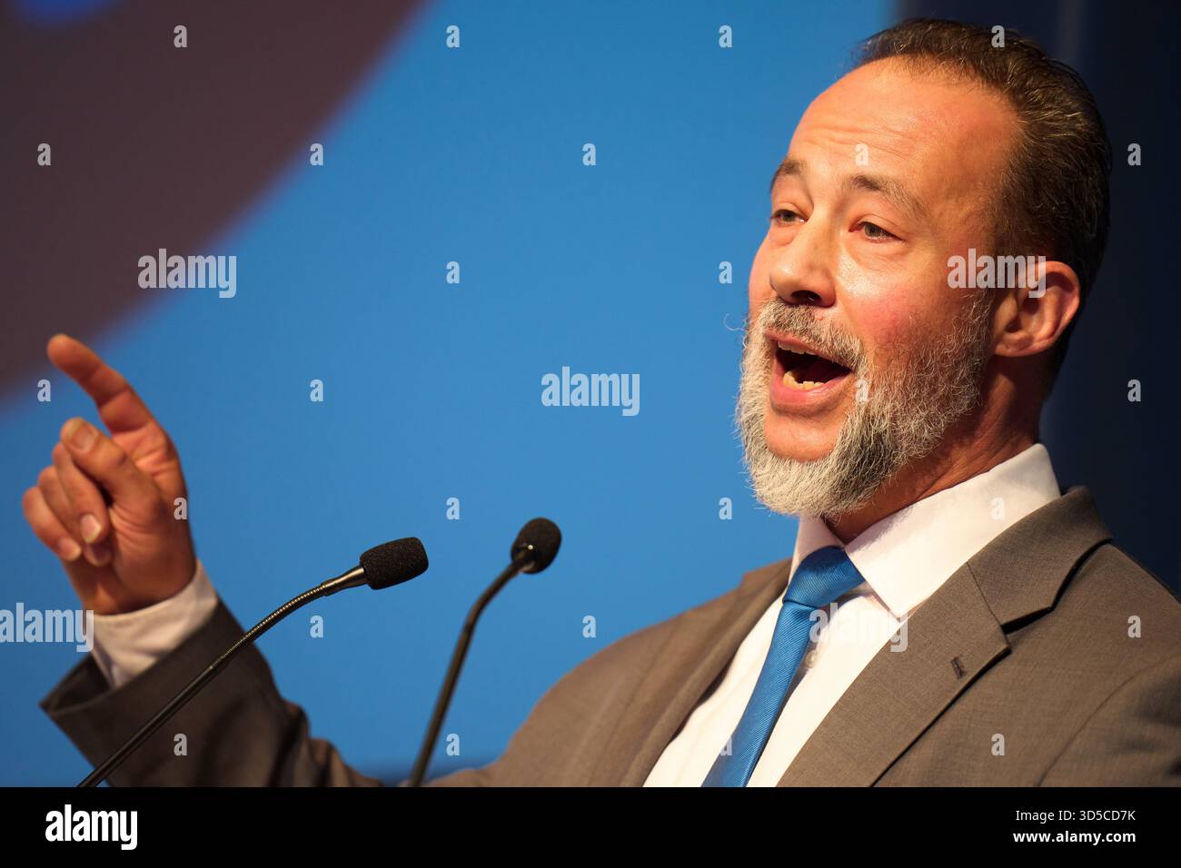 15 November 2025, Rhineland-Palatinate, Bingen: Jan Bollinger ...