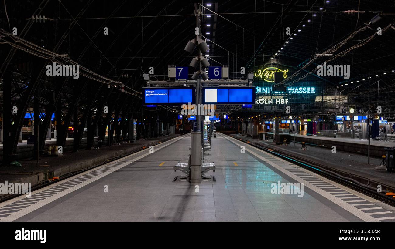 Sperrung des Hauptbahnhof Köln -14.11.2025. Blick in die nahezu leere ...