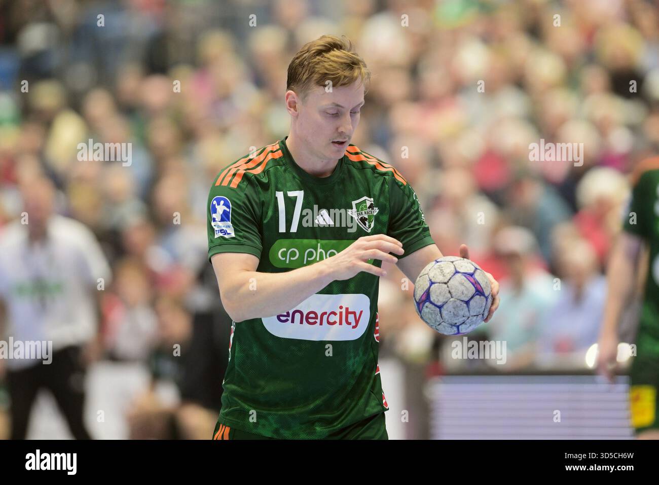 August Baskar Pedersen (TSV Hannover-Burgdorf #17) at the seven-meter ...