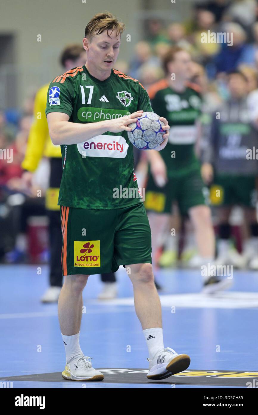 August Baskar Pedersen (TSV Hannover-Burgdorf #17) at the seven-meter ...