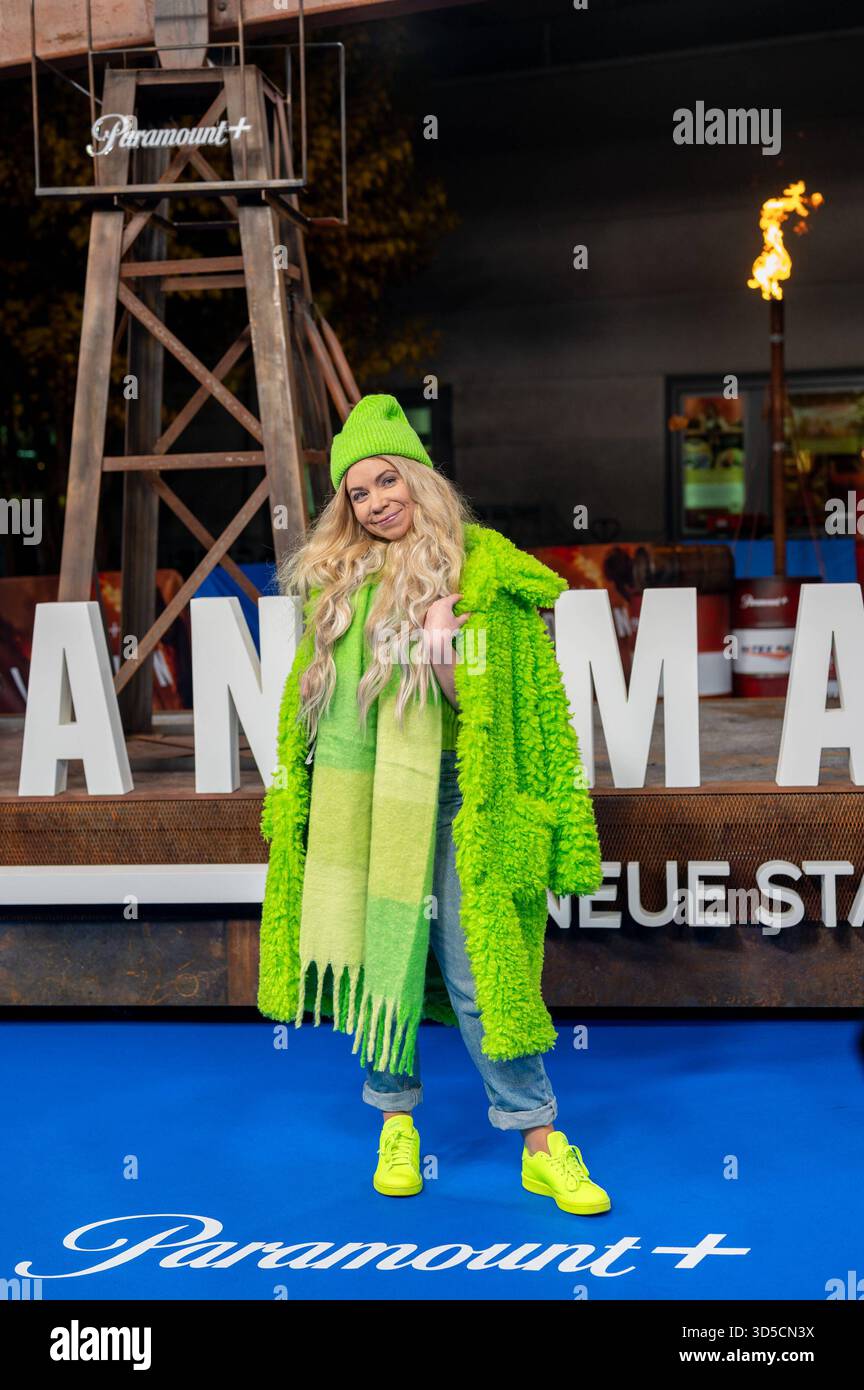 Nadine Trompka bei der Ankunft zur Premiere der 2. Staffel der Serie ...