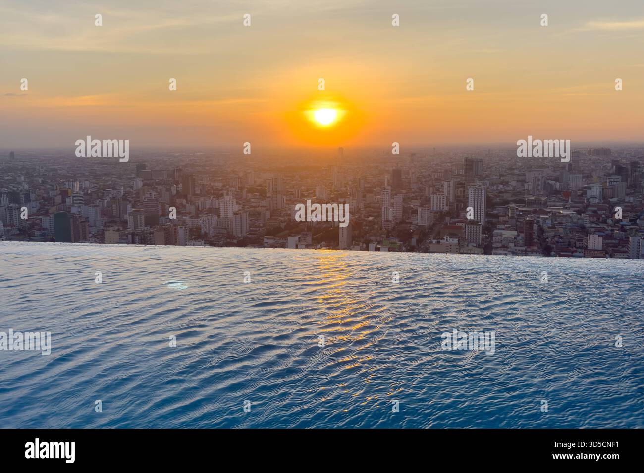 Kambodscha 2025 Phnom Penh - 15. November 2025: Blick von einem Infinity Pool auf der ...