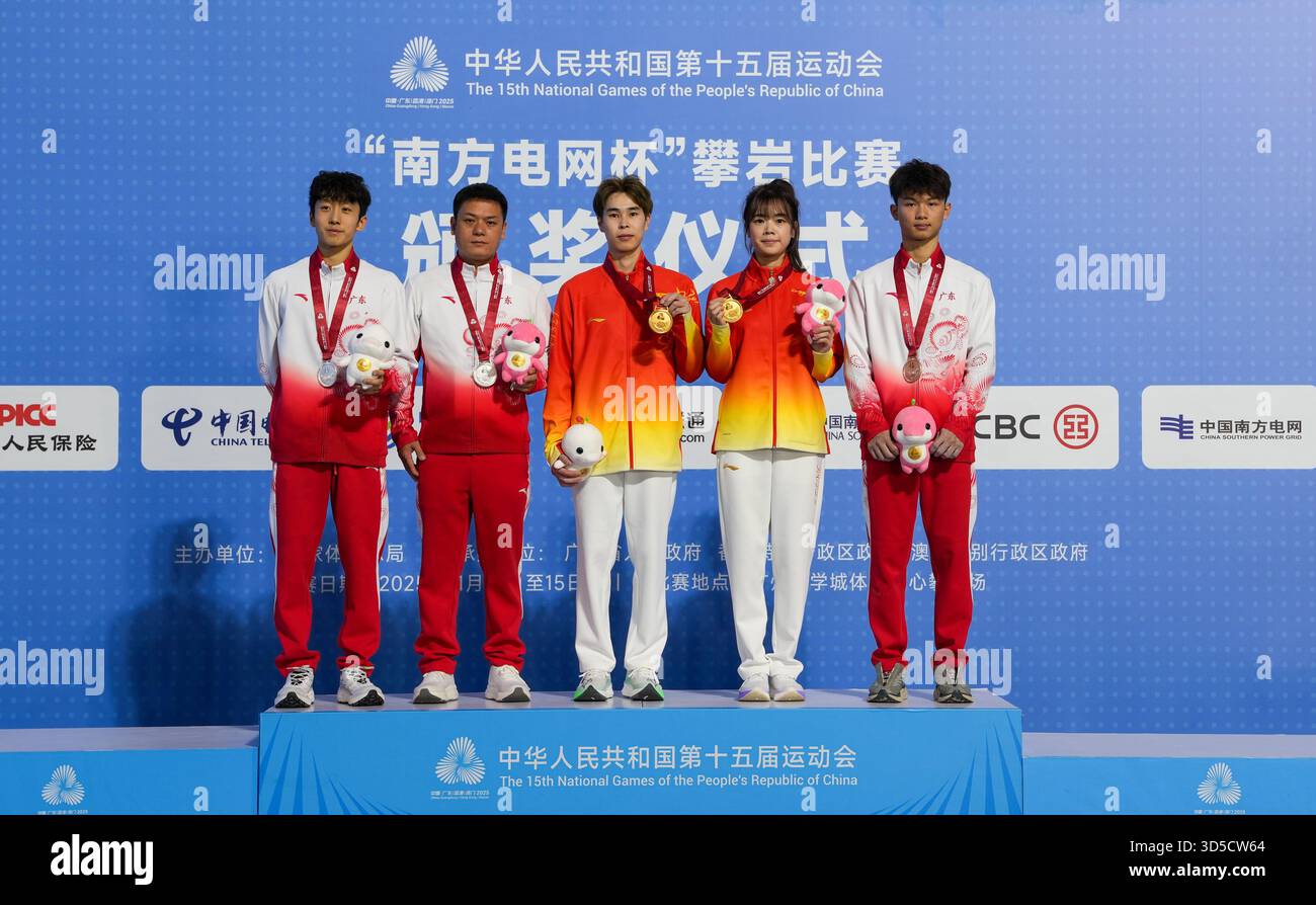 (251115) -- GUANGZHOU, Nov. 15, 2025 (Xinhua) -- Gold medalist Pan ...