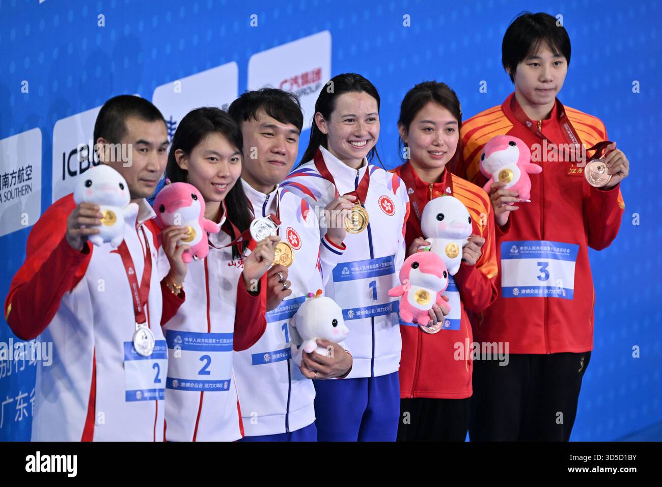 (251115) -- SHENZHEN, Nov. 15, 2025 (Xinhua) -- Gold medalist Siobhan Bernadette Haughey of Hong ...