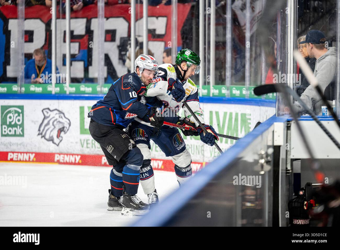 Evan Barratt (10, Nuernberg Ice Tigers, NIT) Markus Vikingstad (37 ...