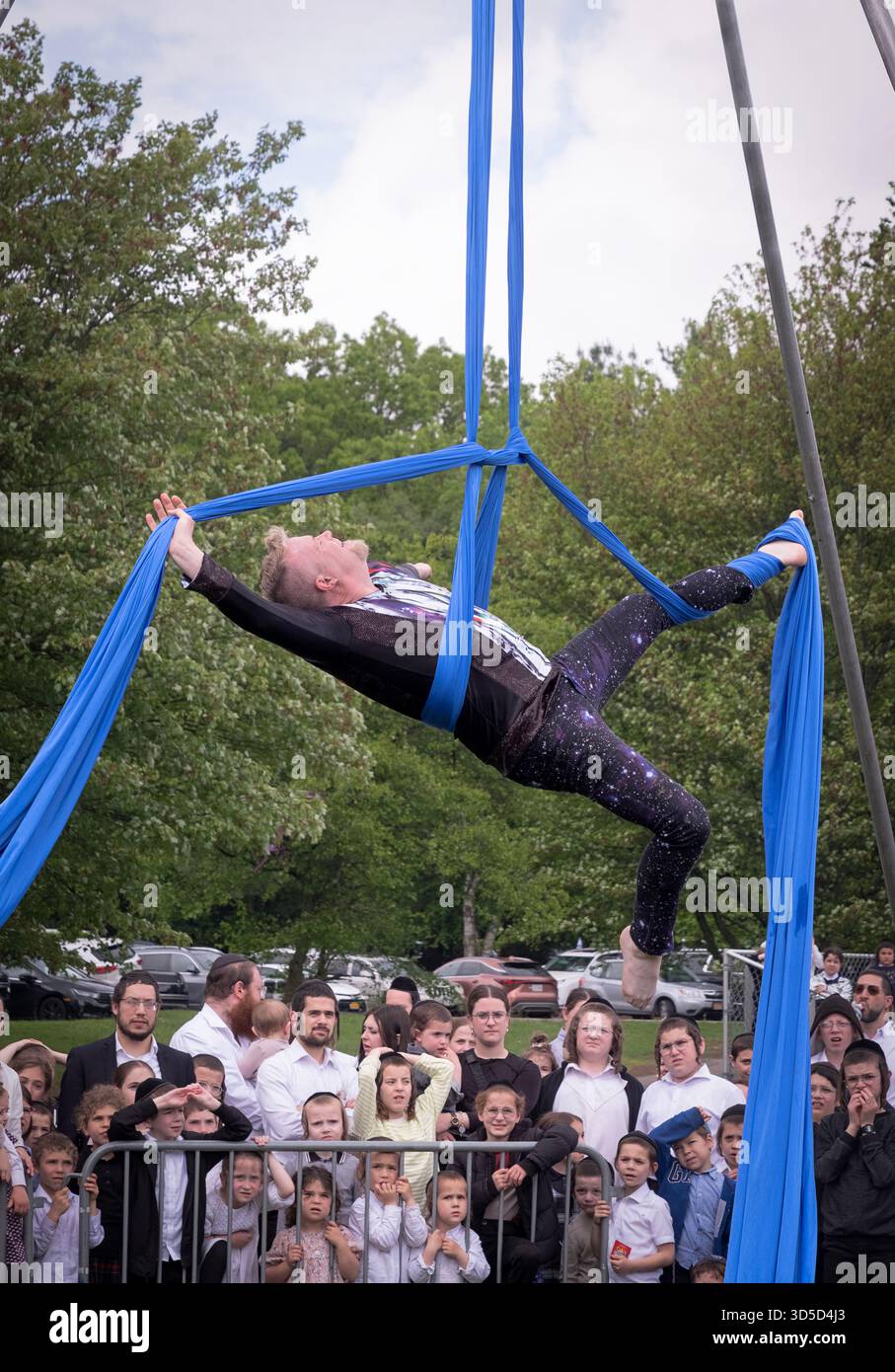 Children acrobat group hi-res stock photography and images - Alamy
