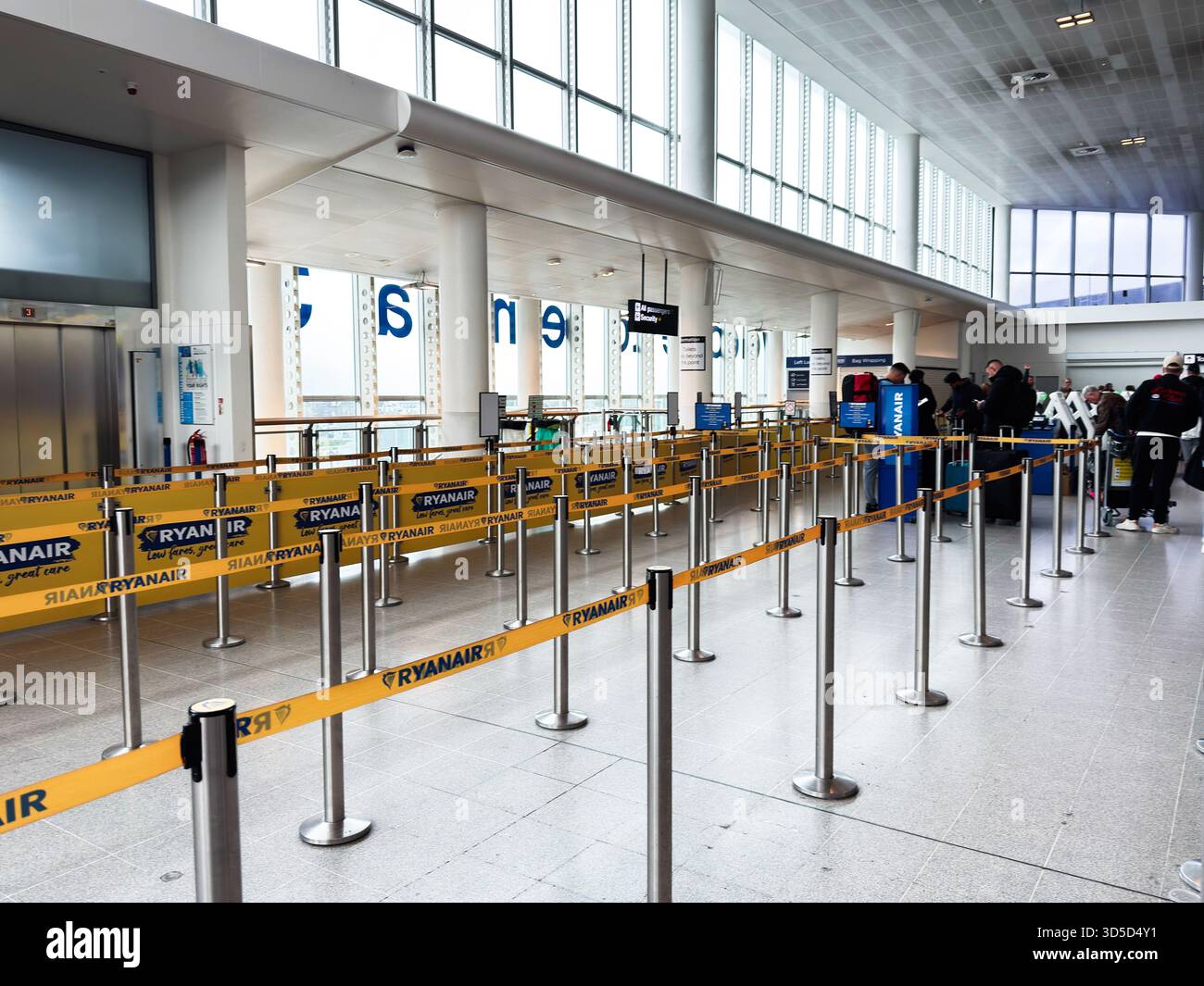 Manchester, UK - October 04, 2025: Crowded Manchester airport terminal ...