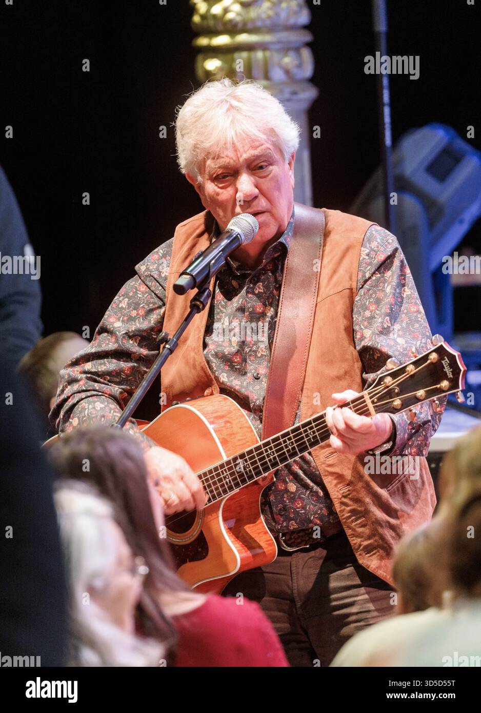 15 November 2025, Hamburg: The singer-songwriter Rolf Zuckowski sings ...