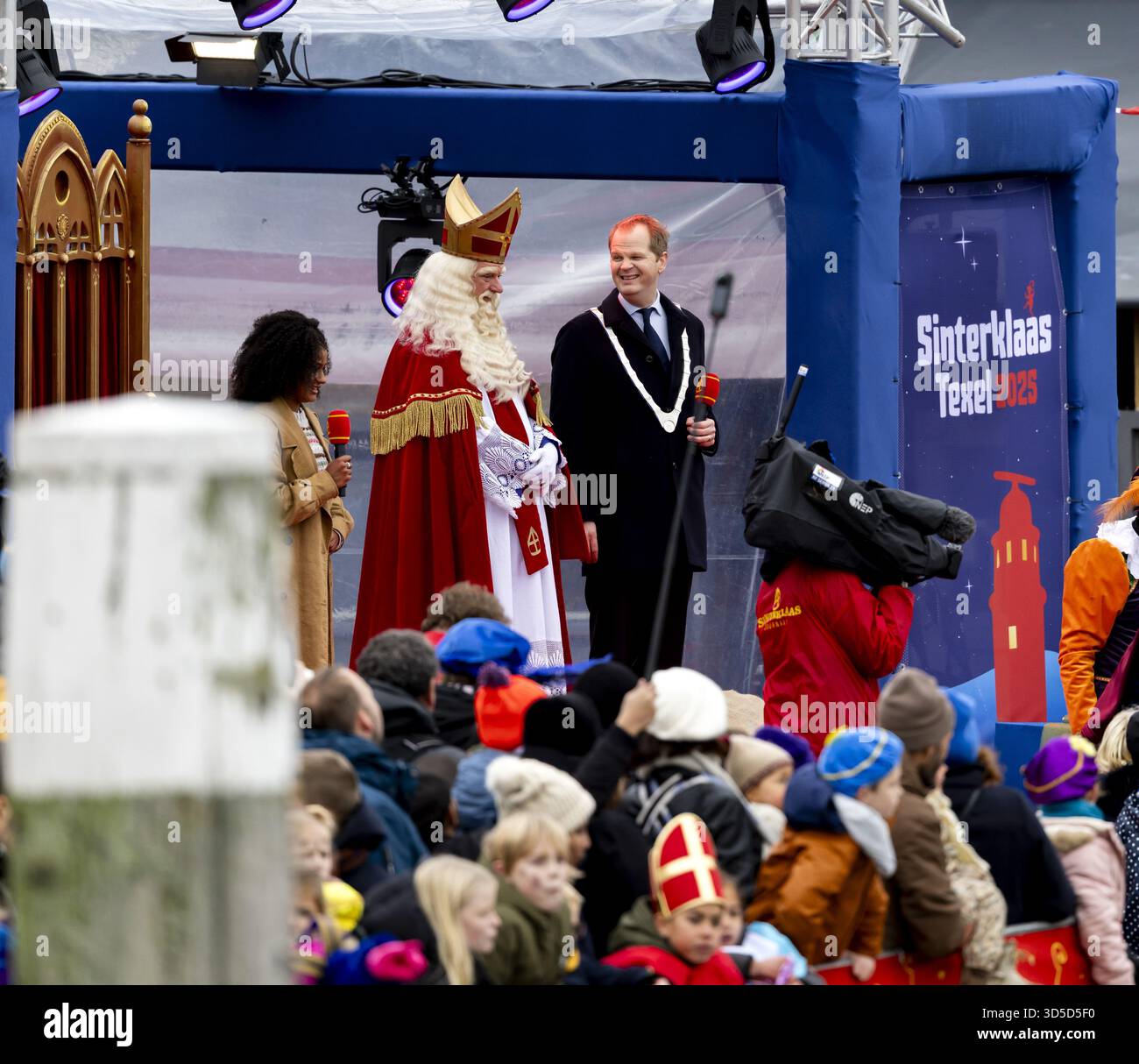 OUDESCHILD - Sinterklaas and Mayor Mark Pol greet children during the ...