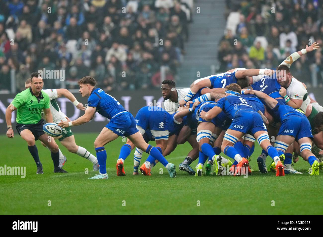 Italy's Stephen Varney passes the ball during the rugby union Nations ...