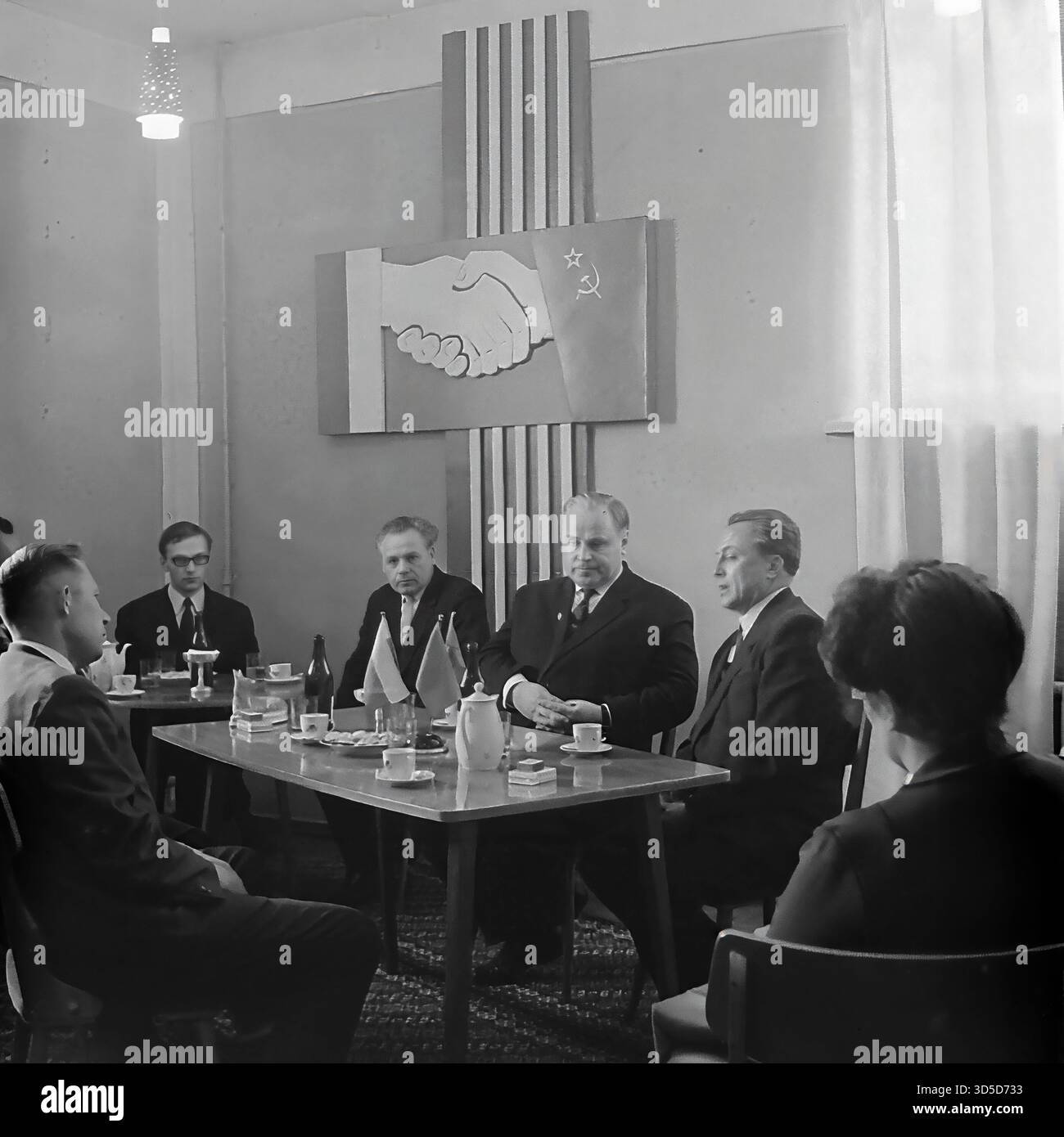 This archival B&W photo from 1970 shows an official meeting in ...