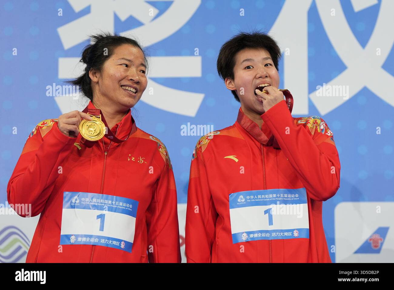 (251115) -- SHENZHEN, Nov. 15, 2025 (Xinhua) -- Gold medalist Lyu ...