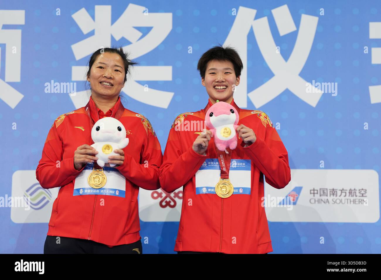 (251115) -- SHENZHEN, Nov. 15, 2025 (Xinhua) -- Gold medalist Lyu ...