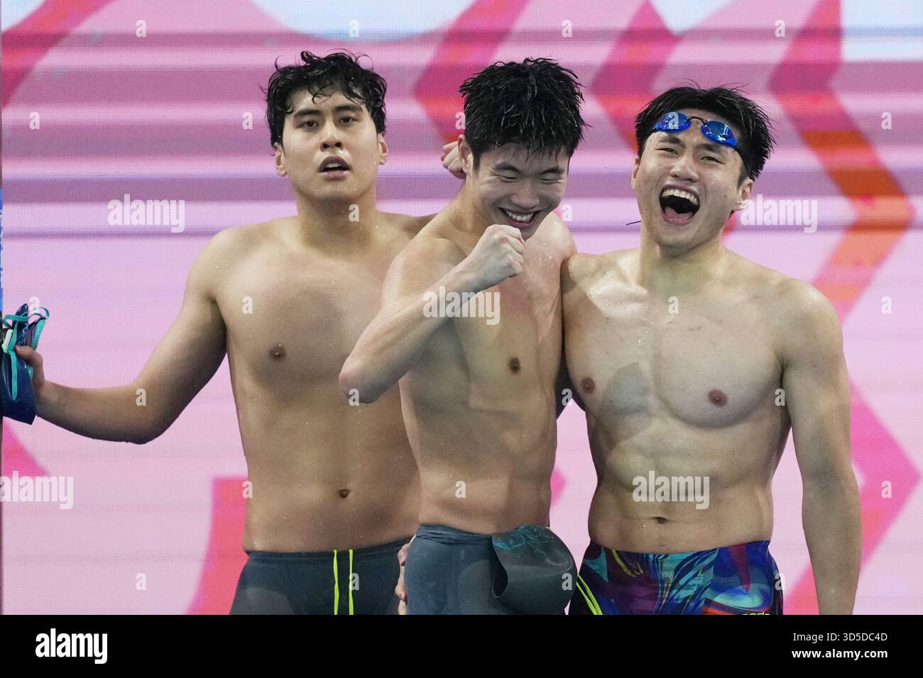 (251115) -- SHENZHEN, Nov. 15, 2025 (Xinhua) -- Team Shandong celebrate ...