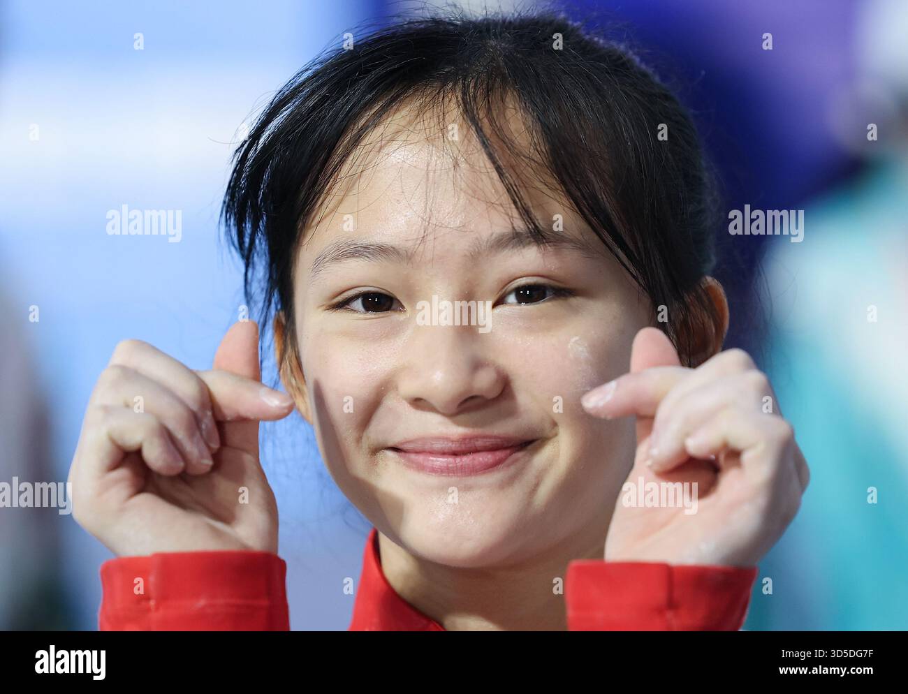 (251115) -- GUANGZHOU, Nov. 15, 2025 (Xinhua) -- Li Meini of Guangdong poses after the women's ...