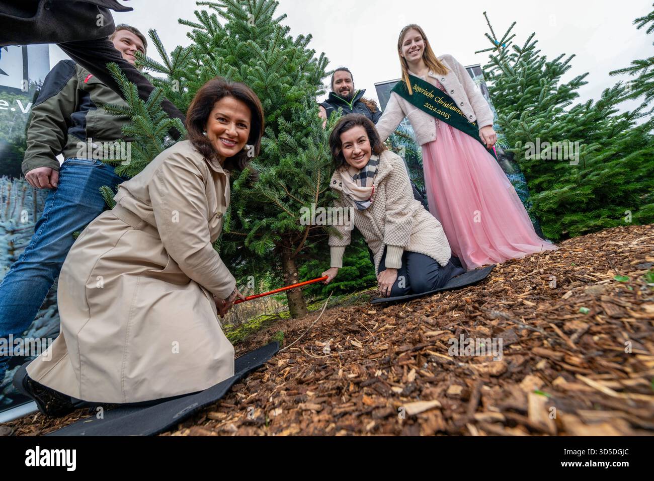 15 November 2025, Bavaria, Rudendorf: Christopher Sturm (l-r), Chairman ...