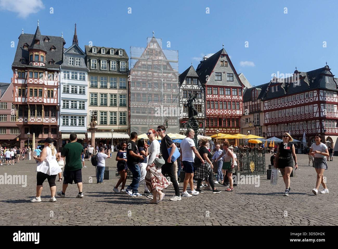 16.08.2025, Frankfurt am Main, Hessen, GER - Menschen auf dem ...