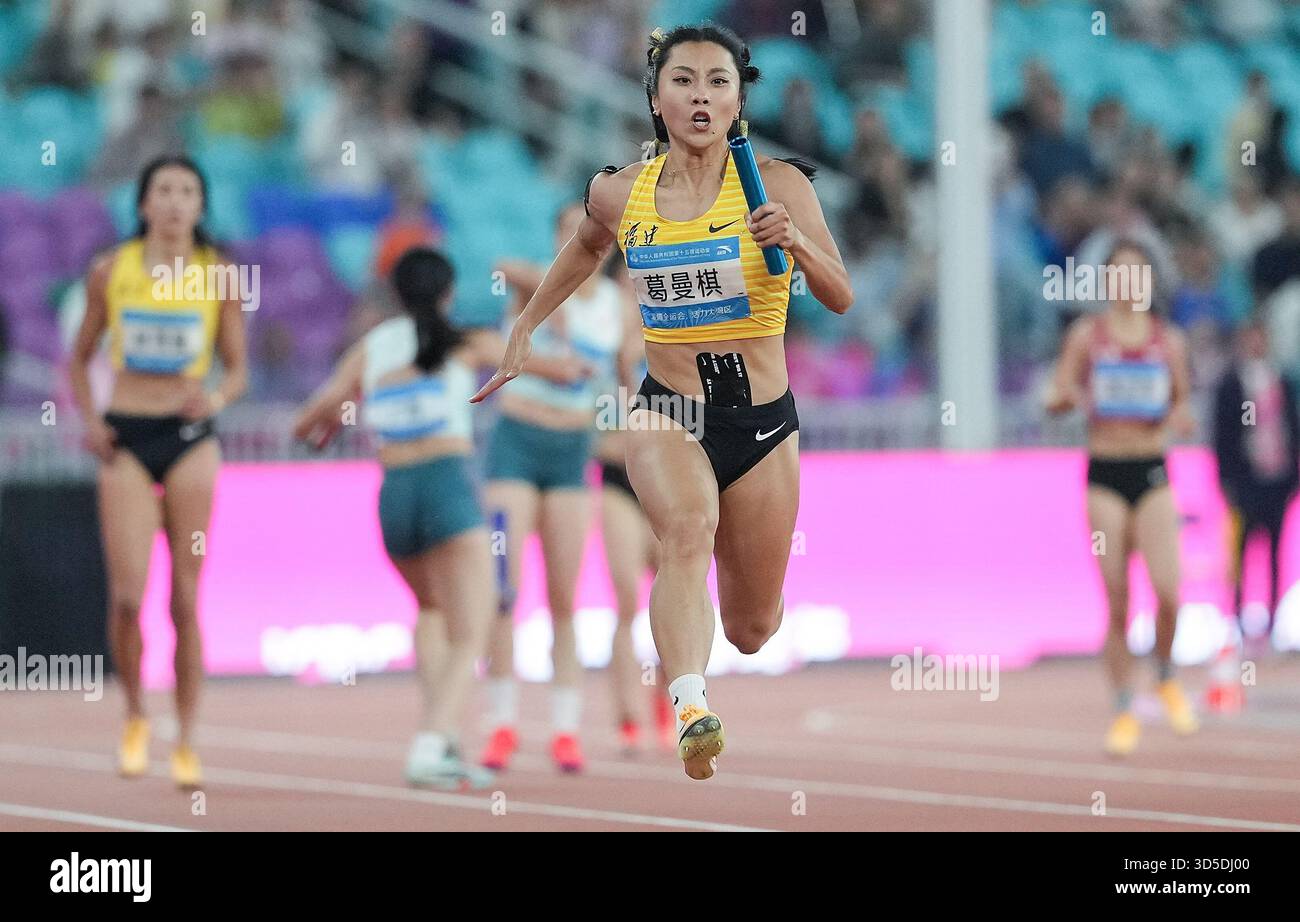 (251115) -- GUANGZHOU, Nov. 15, 2025 (Xinhua) -- Ge Manqi of team ...