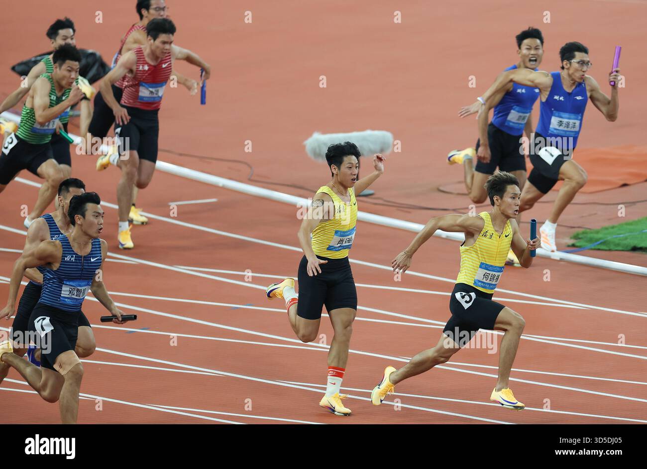 (251115) -- GUANGZHOU, Nov. 15, 2025 (Xinhua) -- Athletes compete ...