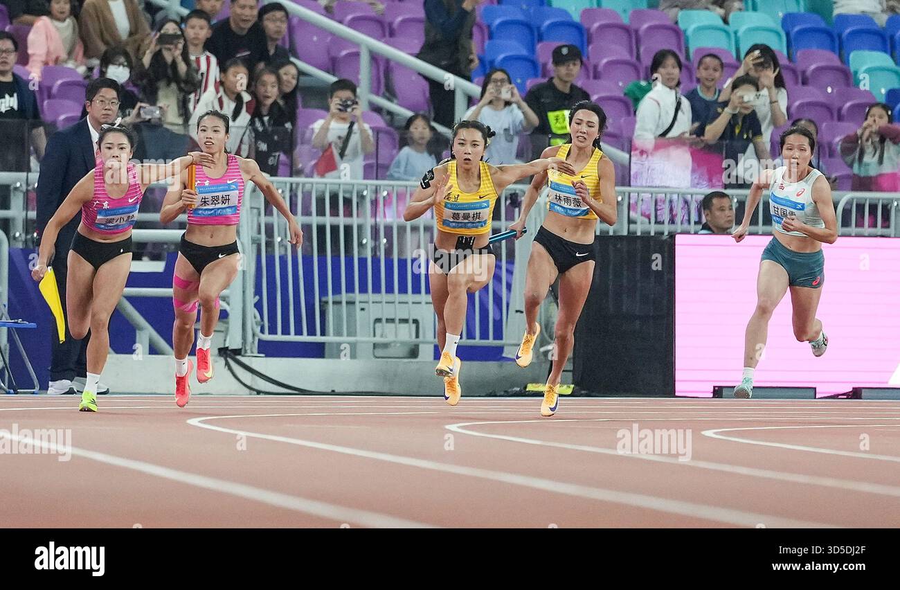 (251115) -- GUANGZHOU, Nov. 15, 2025 (Xinhua) -- Athletes compete ...