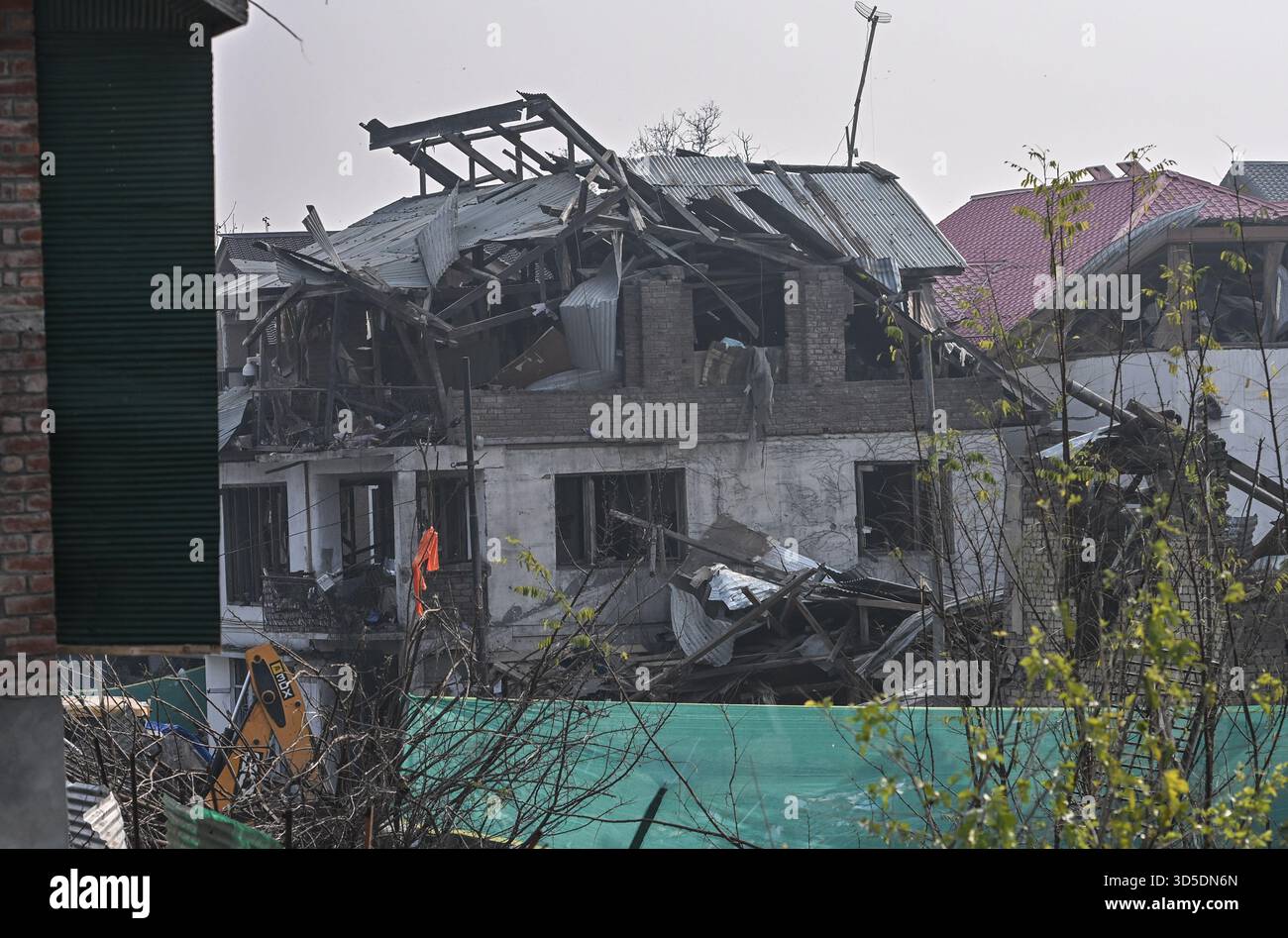 (251115) -- SRINAGAR, Nov. 15, 2025 (Xinhua) -- This photo taken on Nov ...