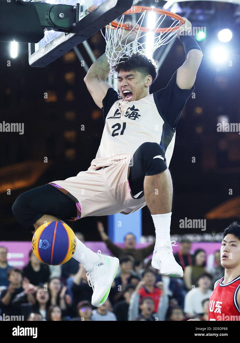 (251115) -- MACAO, Nov. 15, 2025 (Xinhua) -- Ma Diancheng of Shanghai dunks during the final ...