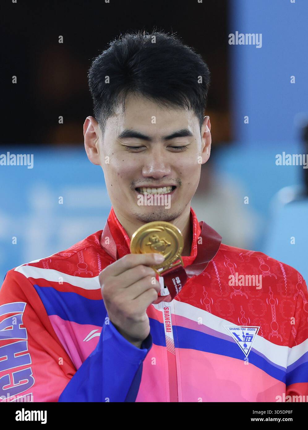 (251115) -- MACAO, Nov. 15, 2025 (Xinhua) -- Yan Peng of gold medalists ...