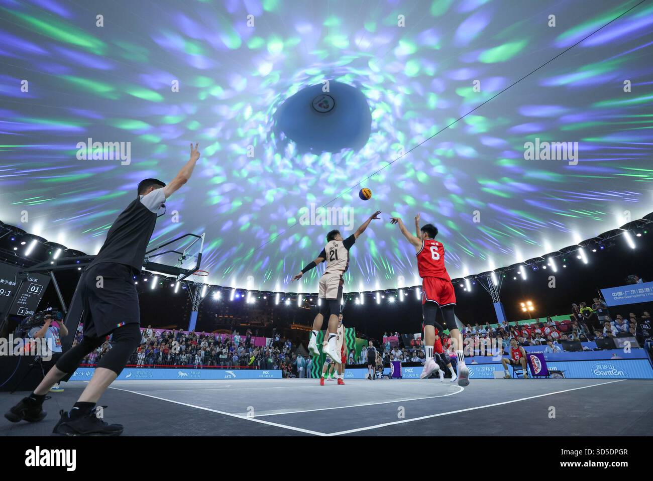 (251115) -- MACAO, Nov. 15, 2025 (Xinhua) -- Liu Xianglong (R) of ...