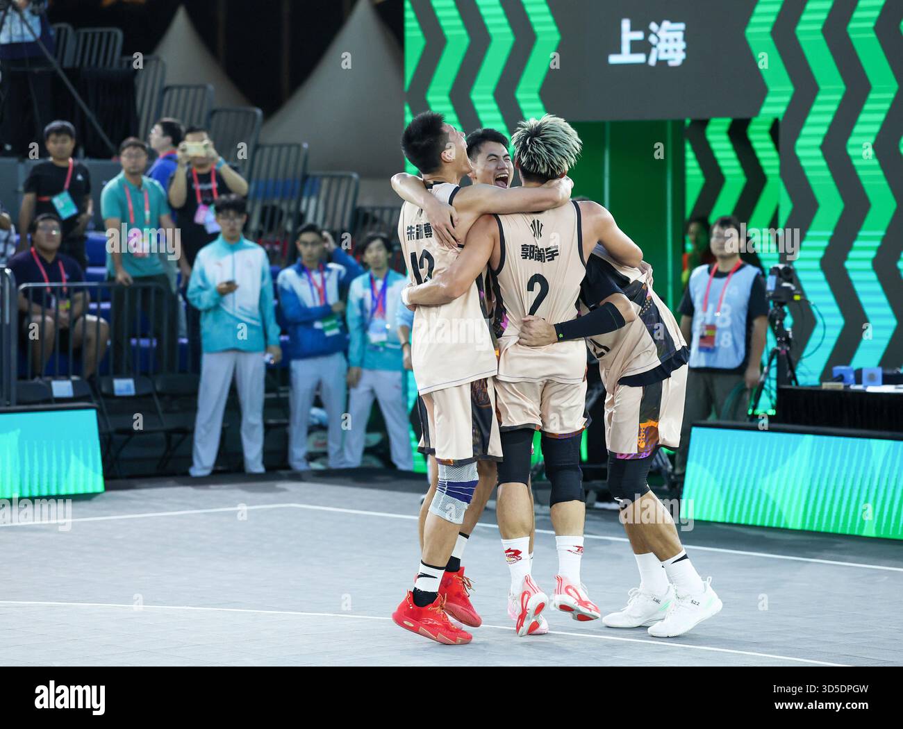 (251115) -- MACAO, Nov. 15, 2025 (Xinhua) -- Players of team Shanghai ...