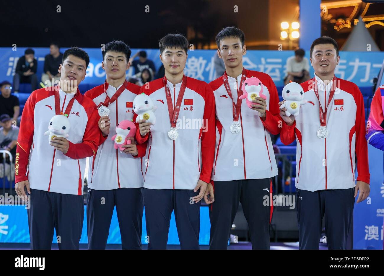 (251115) -- MACAO, Nov. 15, 2025 (Xinhua) -- Silver medalists team ...