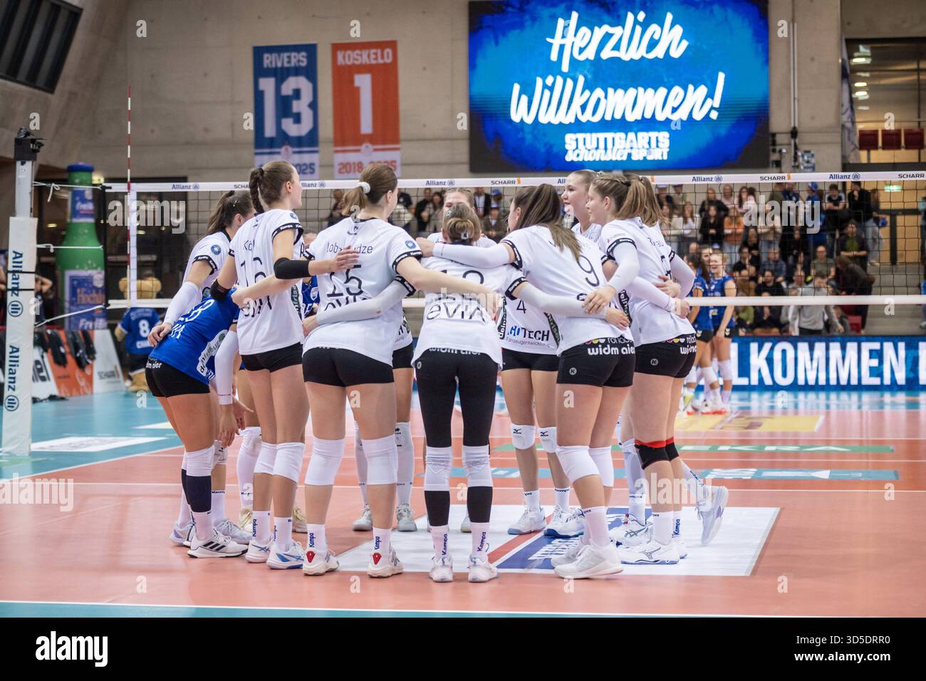 Team circle, team spirit at the Binder Blaubaeren Flacht GER, Allianz ...