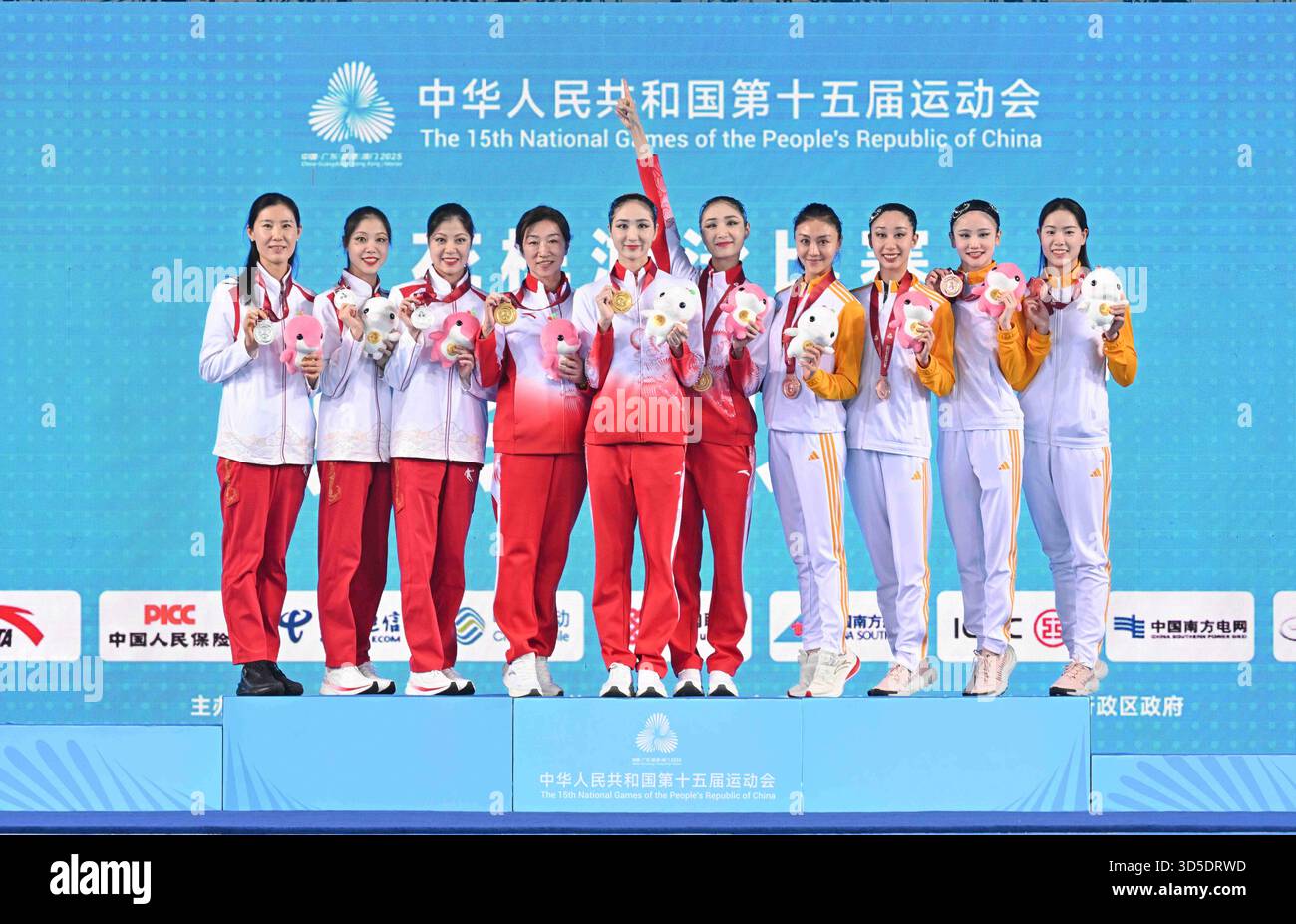 (251115) -- JIANGMEN, Nov. 15, 2025 (Xinhua) -- Gold medalists Wang ...