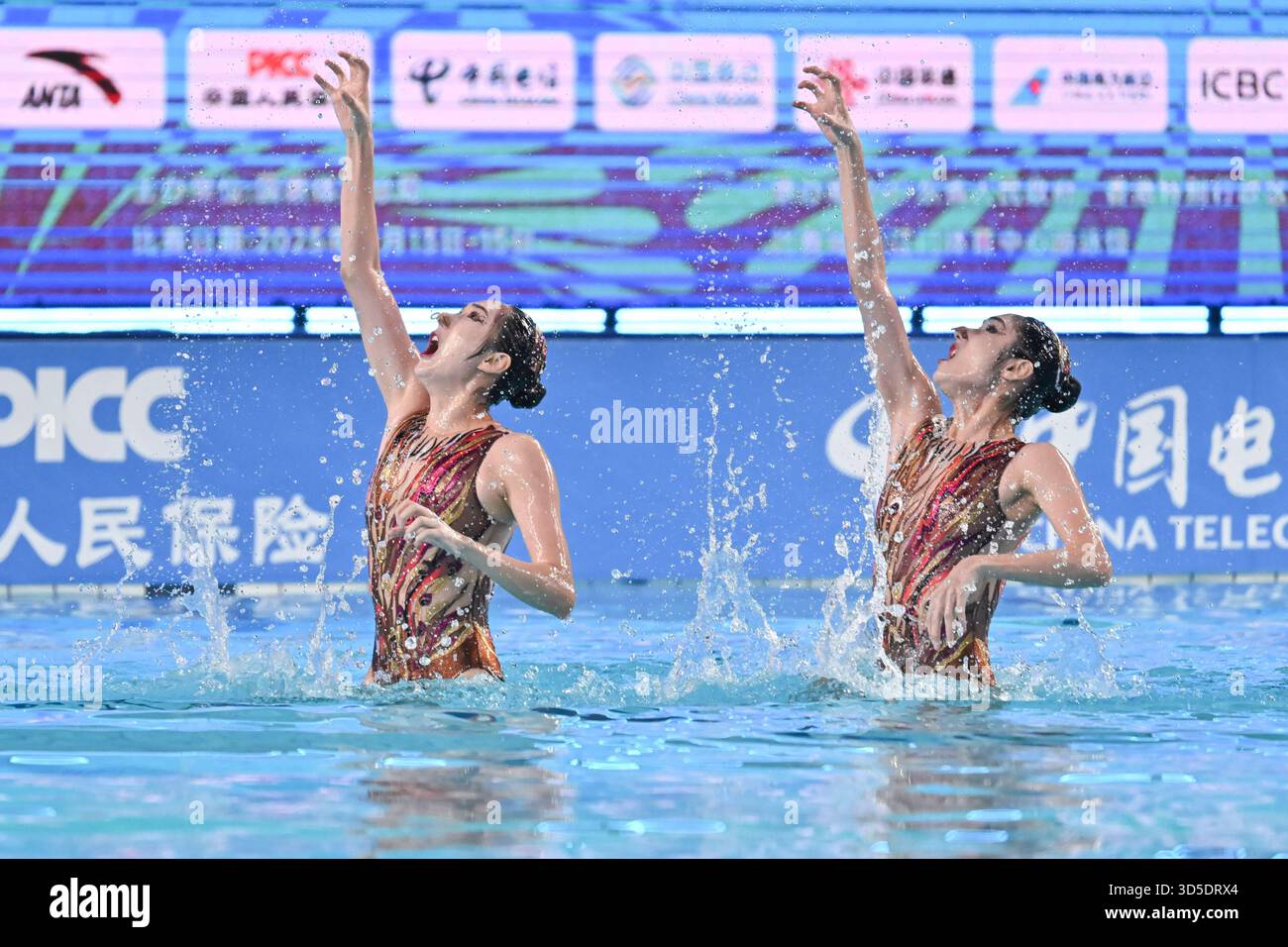 (251115) -- JIANGMEN, Nov. 15, 2025 (Xinhua) -- Wang Liuyi/Wang Qianyi ...