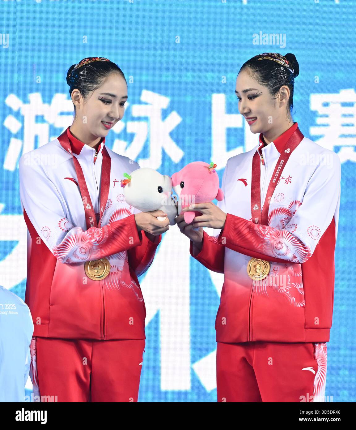 (251115) -- JIANGMEN, Nov. 15, 2025 (Xinhua) -- Gold medalists Wang ...
