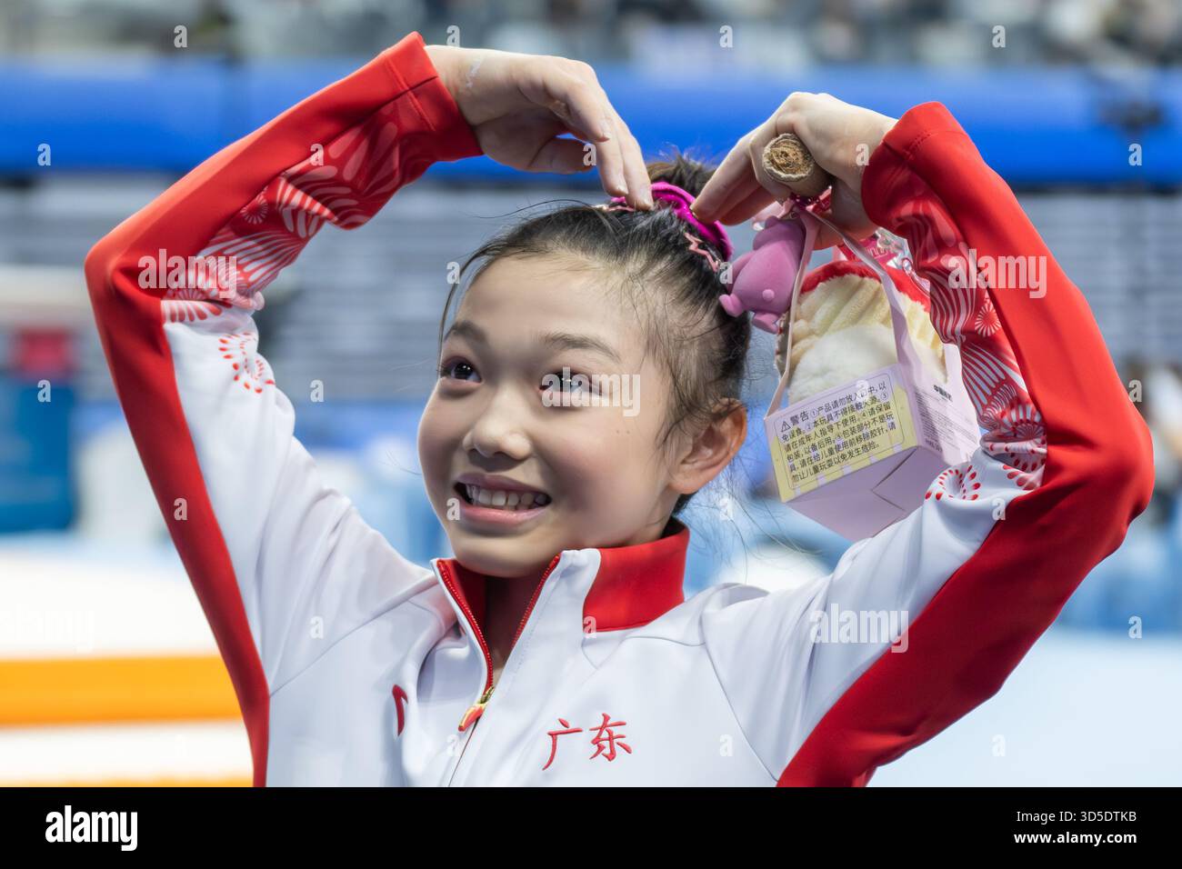 (251115) -- ZHAOQING, Nov. 15, 2025 (Xinhua) -- Ke Qinqin of Guangdong ...