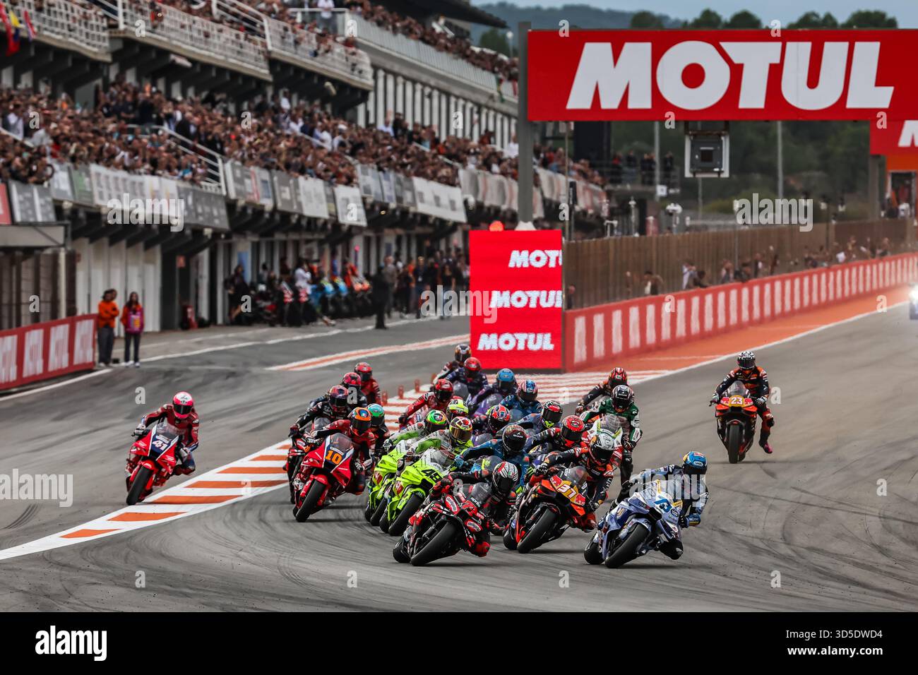 CHESTE, - NOVEMBER 15: General view of the start of the MotoGP Sprint ...