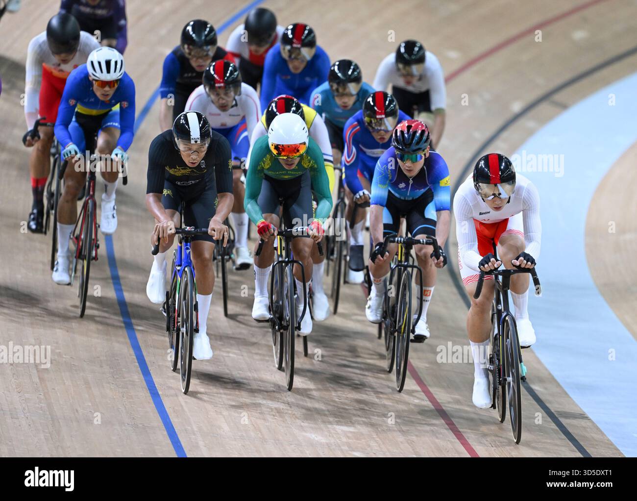 (251115) -- HONG KONG, Nov. 15, 2025 (Xinhua) -- Xue Chaohua (1st R) of ...