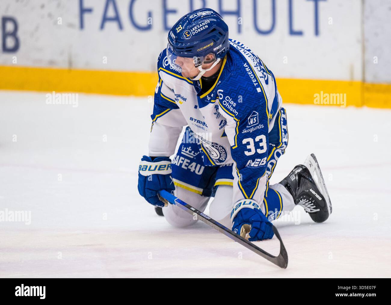 251115 Leksands Olle Strandell under ishockeymatchen i SHL mellan HV71 ...