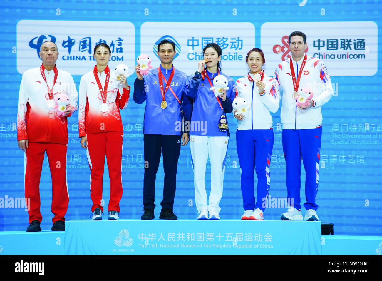 (251115) -- HONG KONG, Nov. 15, 2025 (Xinhua) -- Gold medalist Lin ...
