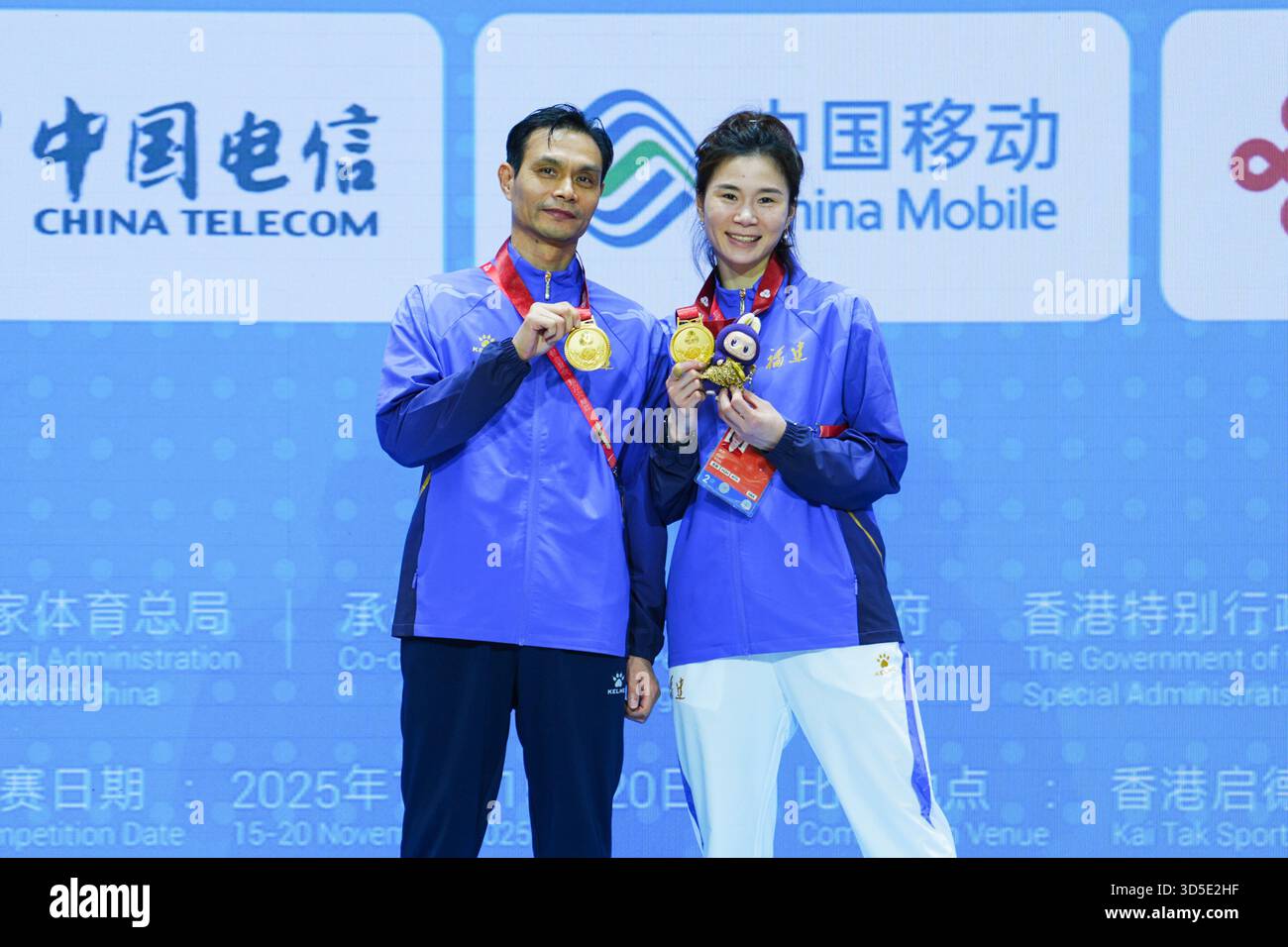 (251115) -- HONG KONG, Nov. 15, 2025 (Xinhua) -- Gold medalist Lin ...